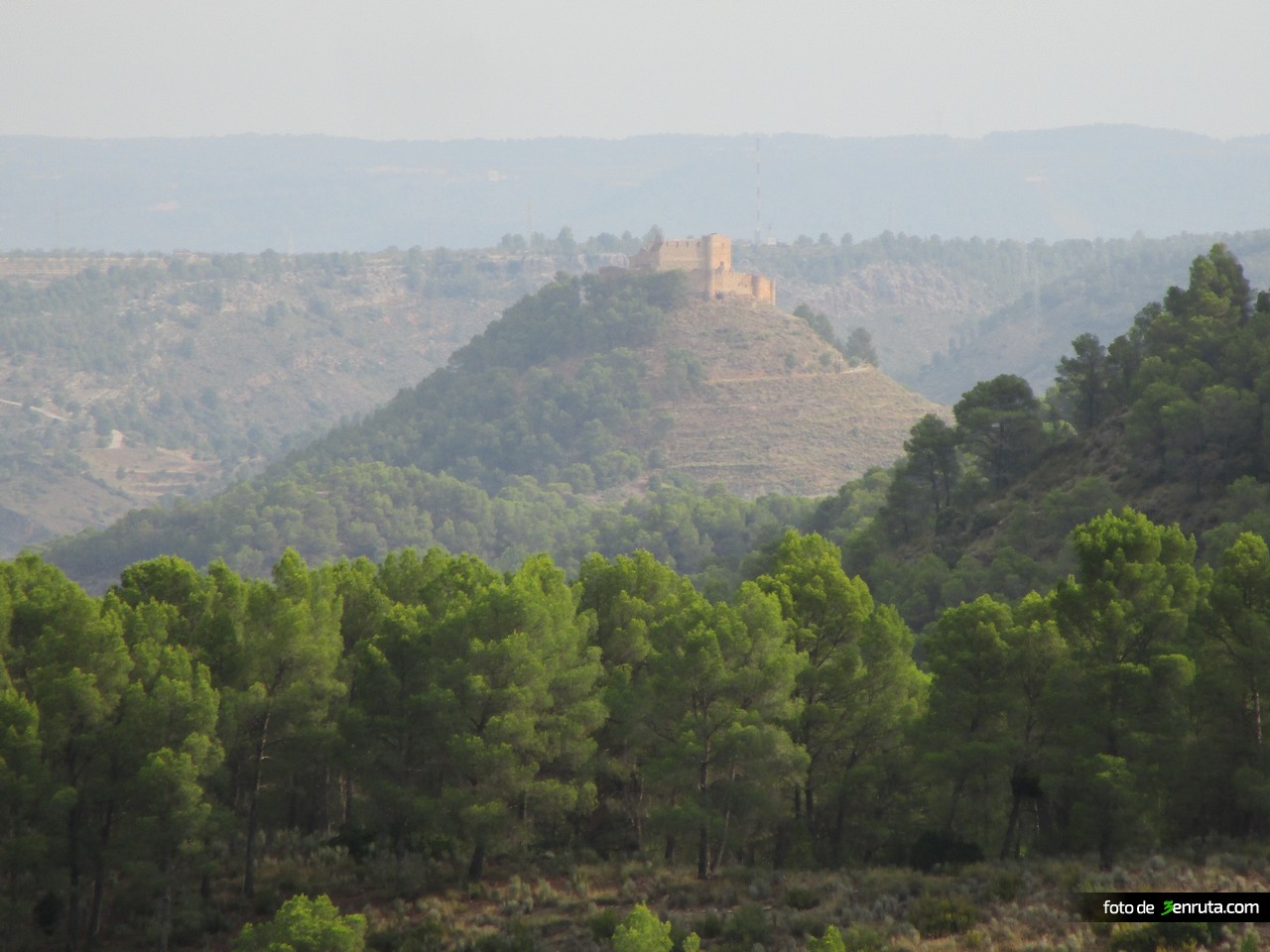 Vista del Castillo de Jalance desde el sendero - 3enruta.com